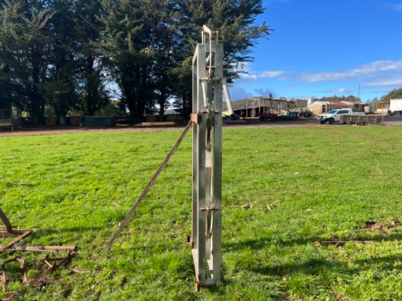 Lot 35 - Galvanised head bale | AuctionsPlus