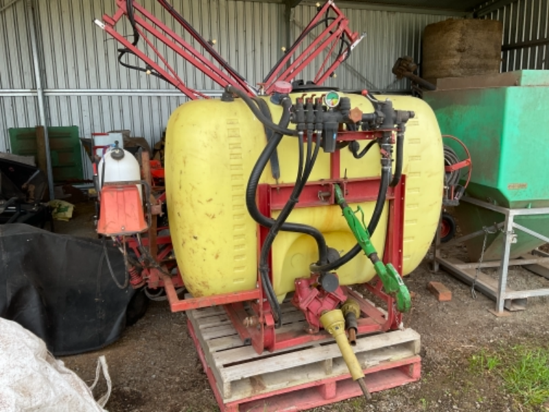 Lot 70 - Hardi 850L Boomspray | AuctionsPlus