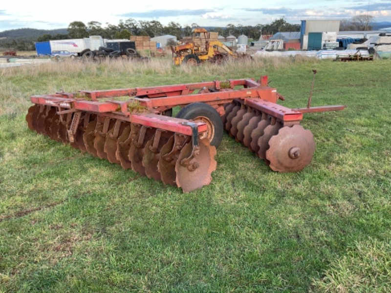 Lot 83 - International Offset Discs - 32 Plater | AuctionsPlus
