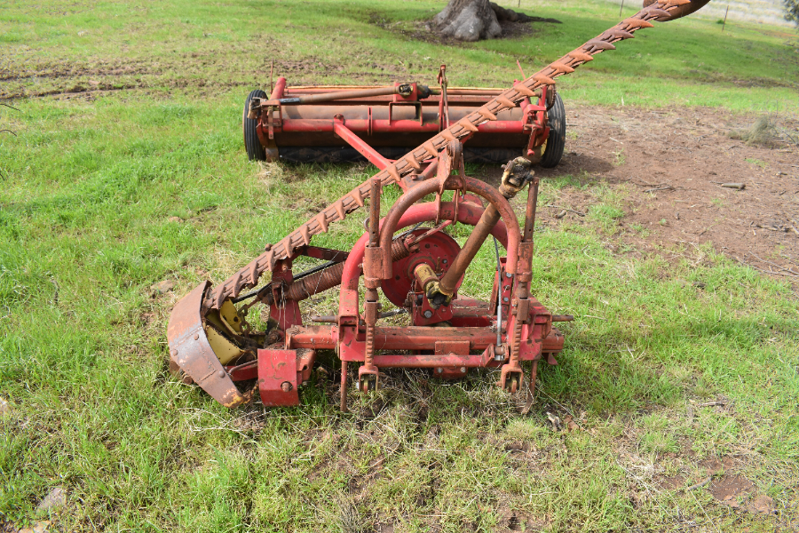 Lot 7 - New Holland 453 sickle bar mower | AuctionsPlus