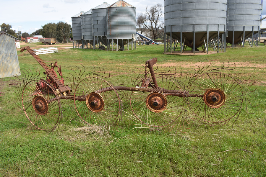 Lot 35 - Massey Ferguson 4 wheel hay rake | AuctionsPlus