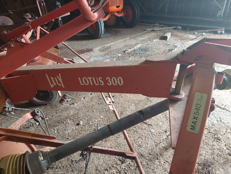 Lot 3 - Lely Lotus 300 Tether Rake | AuctionsPlus
