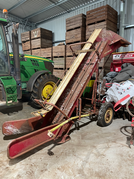 Lot 220 - New Holland Paddock Small Bale Elevator | AuctionsPlus