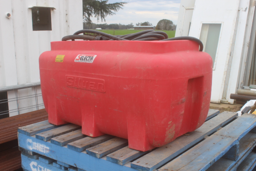 Lot 100 - 200L Silvan Spray Tank | AuctionsPlus