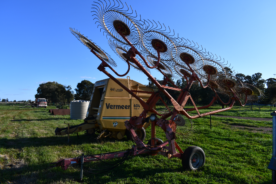 Lot 2 - Howard V12 carted hay rake | AuctionsPlus