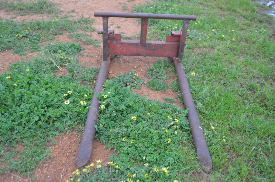 Lot 49 - Round Bale Forks | AuctionsPlus