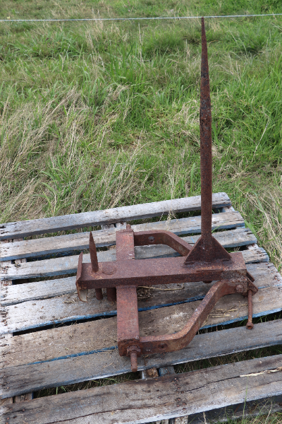 Lot 8 - 3 Point Linkage Hay Spike | AuctionsPlus