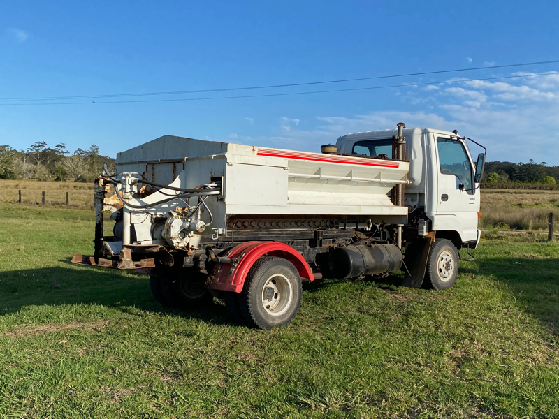 Lot 13 - Isuzu 300 NPS 4wd 4 tonne spreader truck (property sold ...