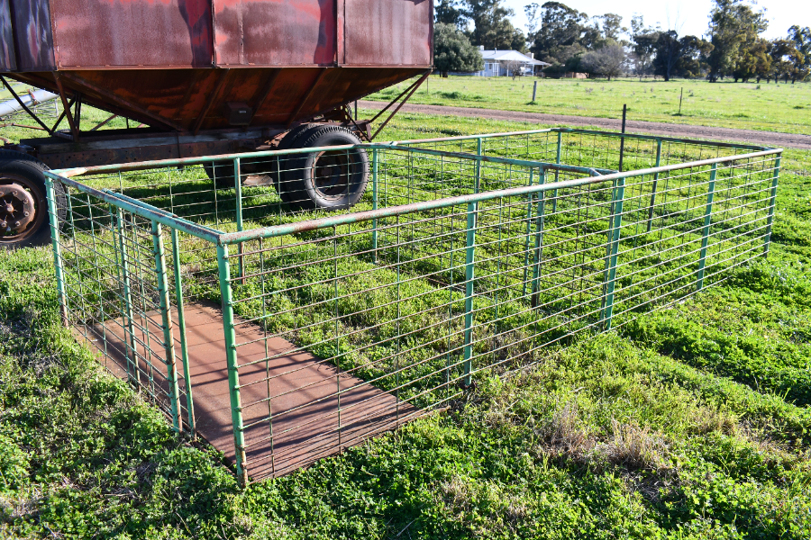 Lot 38 - Sheep crate | AuctionsPlus