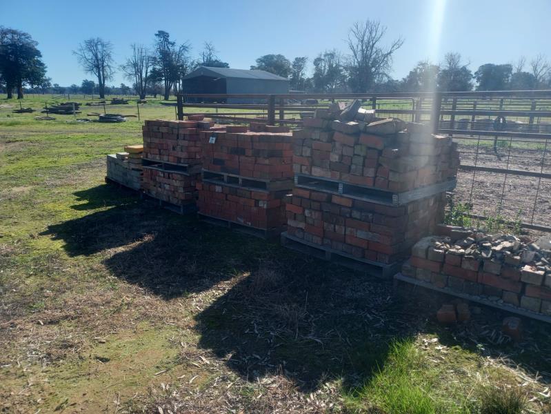Lot 101 - Bricks | AuctionsPlus