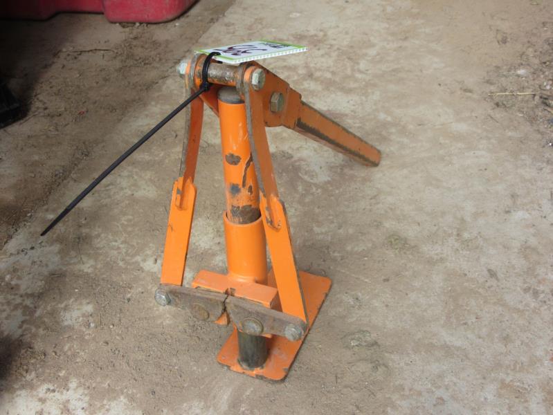 Lot 395 - Steel Post Lifter | AuctionsPlus