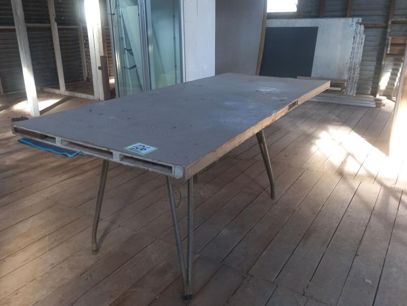 Lot 126 - Table | AuctionsPlus