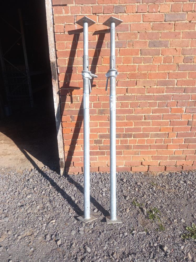 Lot 146 - Building Props | AuctionsPlus