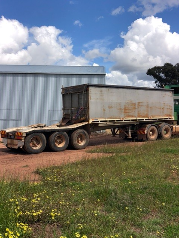 Lot 10 - 1998 Moore TOA Trailer Convertible | AuctionsPlus