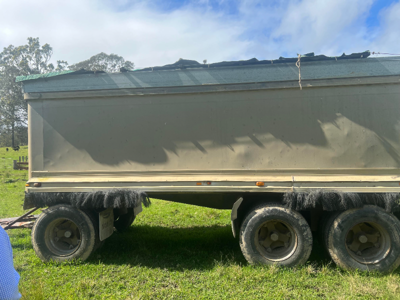 Lot 8 - HAMELEX DOG TRAILER | AuctionsPlus