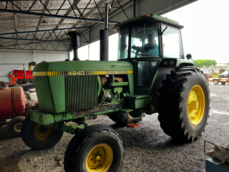 Lot 38 - John Deere 4240 | AuctionsPlus
