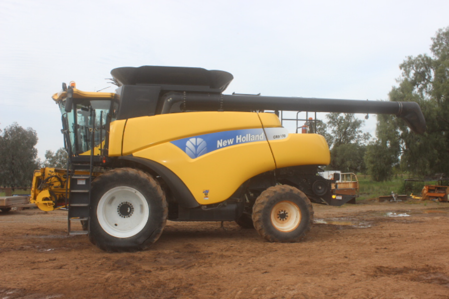 Lot 2 - New Holland CR9070 Header with Midwest 41ft Draper Front ...