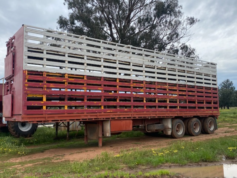Lot 25 - 1988 4 Decker Sheep Crate | AuctionsPlus