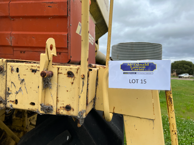 Lot 15 - New Holland Header & Comb | AuctionsPlus