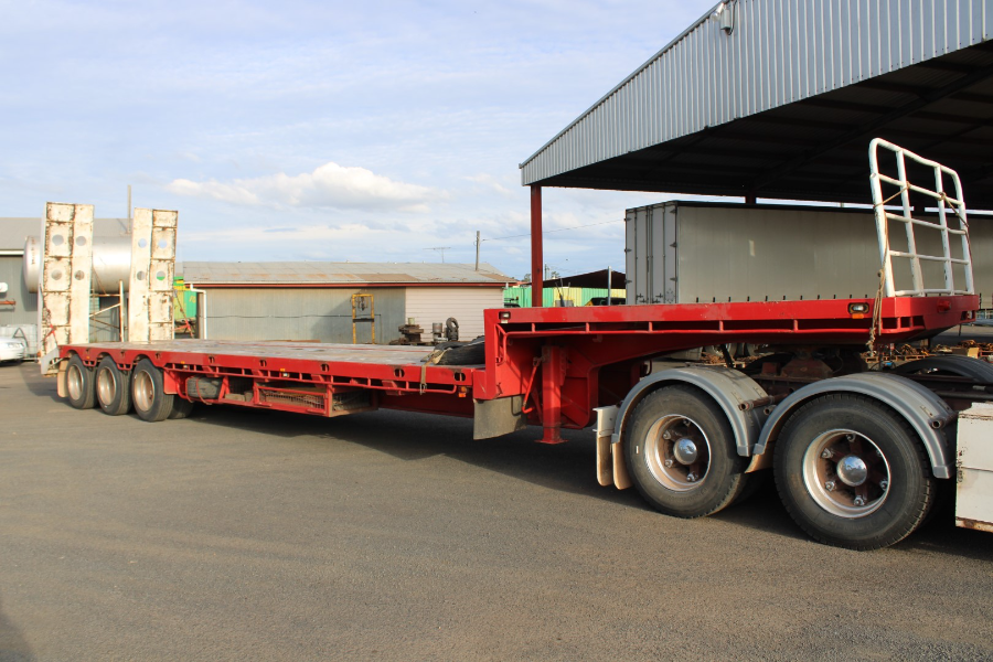Lot 18 - 1999 SES low loader, tri axel, widener | AuctionsPlus