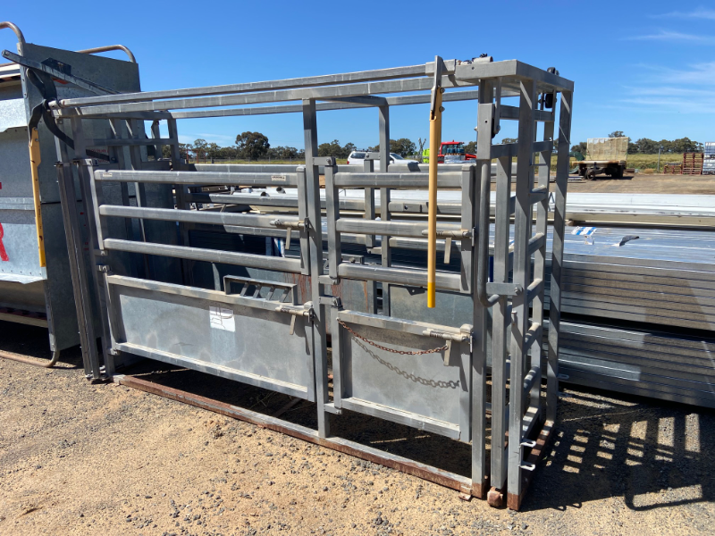 Lot 75 - Arrow Cow Catcher Crush | AuctionsPlus