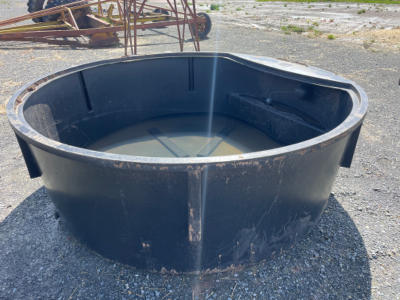 Lot 29 - Poly Water trough, approx 3000 ltr | AuctionsPlus