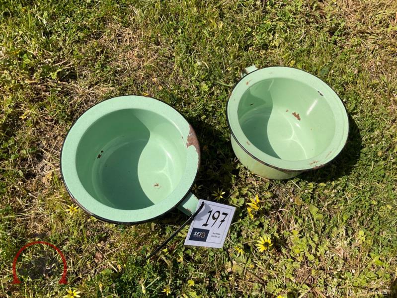 Lot 197 - 2 vintage enamel chamber pots | AuctionsPlus