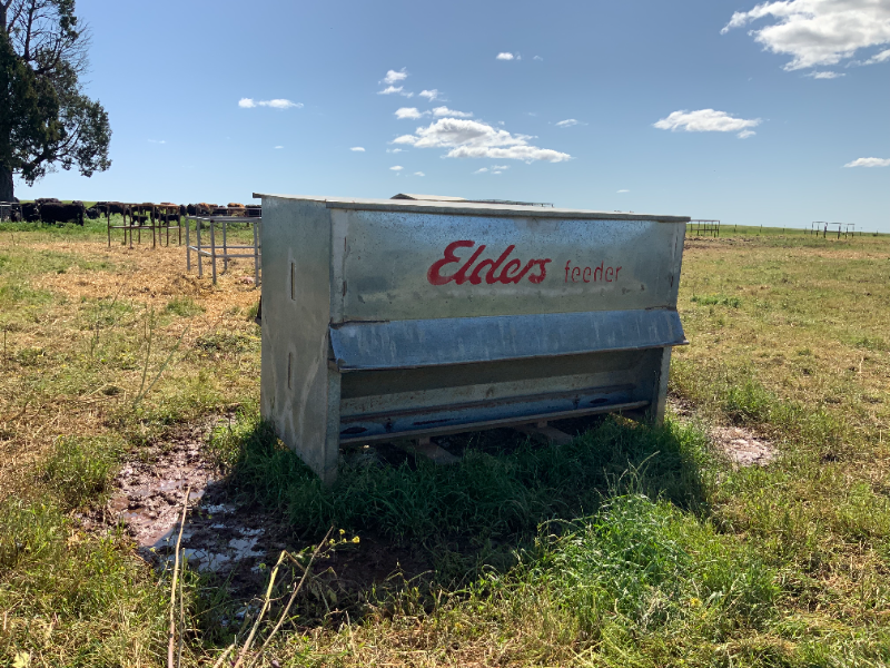 Lot 27 - Sheep feeder | AuctionsPlus