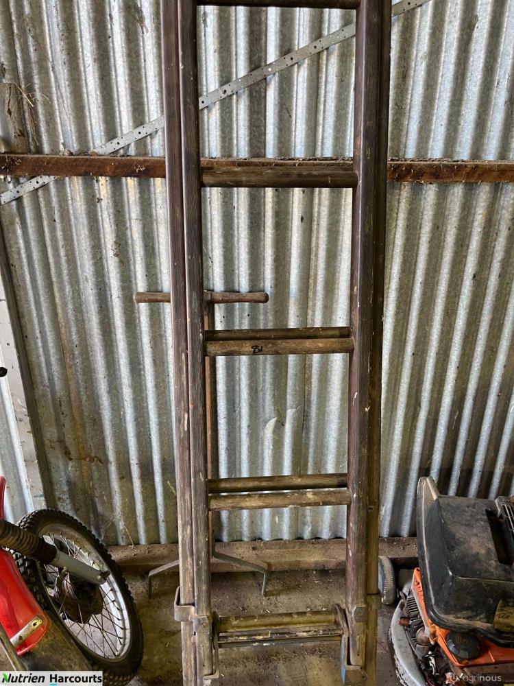 Lot 81 - Wooden Extension Ladder - 14ft | AuctionsPlus