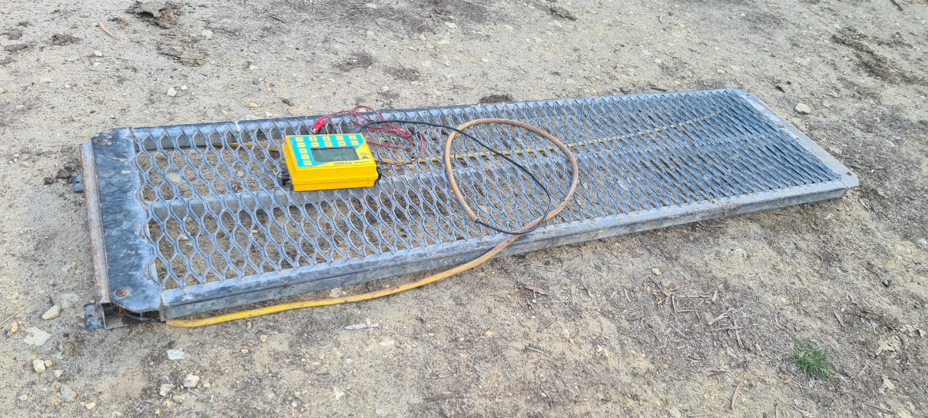 Lot 101 - Thunderbird scales & galvanized weigh platform | AuctionsPlus