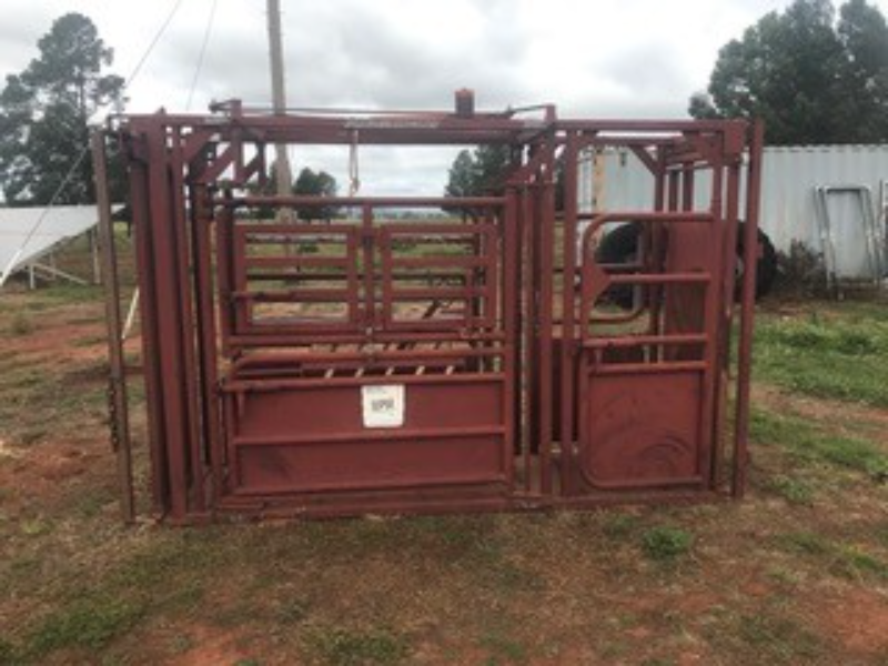 Lot 270 - RPM ULTIMATE Vet Cattle Crush | AuctionsPlus