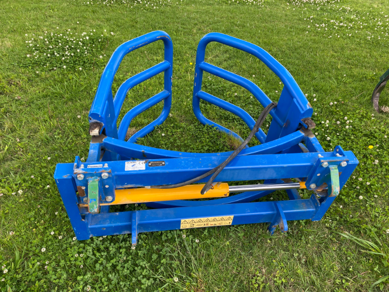 Lot 11 - Goweil Round Bale Grab | AuctionsPlus