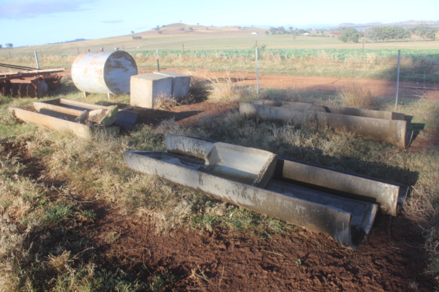 Lot 260 - 16ft Concrete Trough | AuctionsPlus