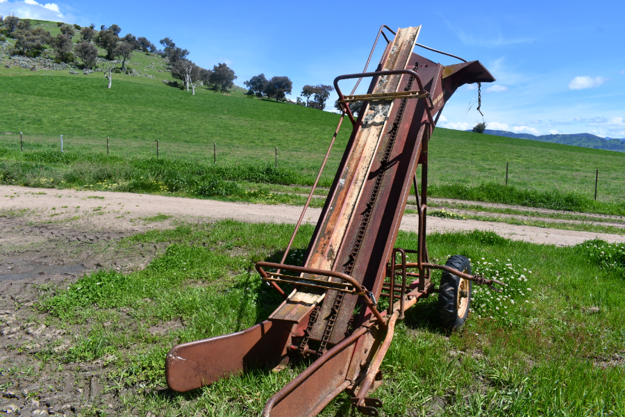 Lot 31 - New Holland Small Bale Elevator | AuctionsPlus