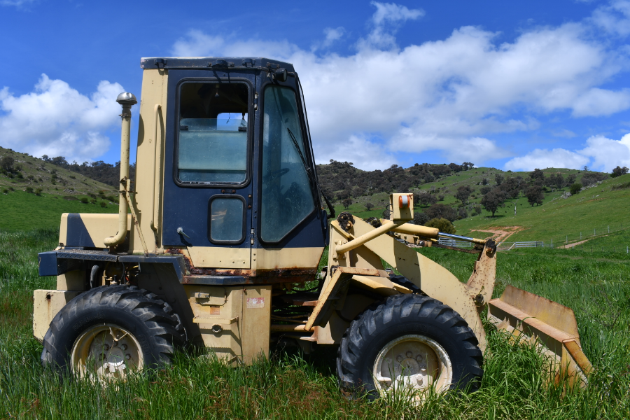 Lot 33 - Komatsu WA-70 - 1 Loader | AuctionsPlus