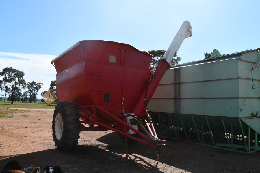 Lot 60 - 12 tonne Ferry bin, roll over tarp, hydraulic auger | AuctionsPlus