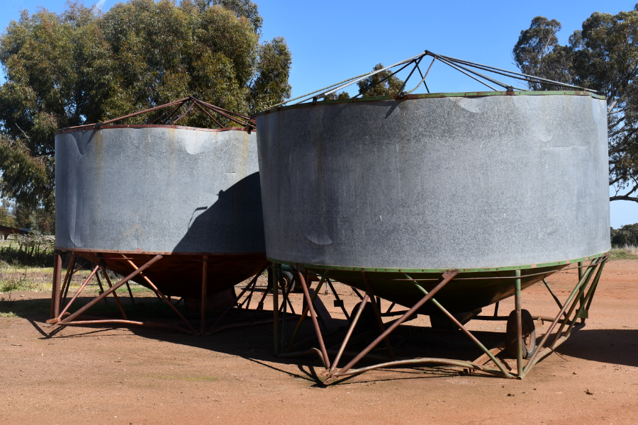 Lot 90 - 2 x portable open silos, 18 tonne | AuctionsPlus
