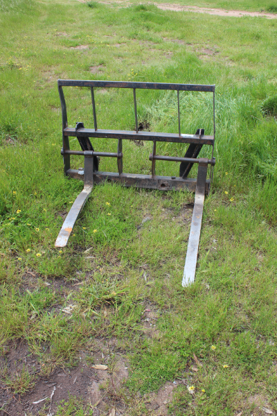 Lot 127 - PALLET & HAY FORKS | AuctionsPlus