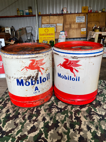 Lot 32 - Garagenalia Mobil Oil set x2 items | AuctionsPlus