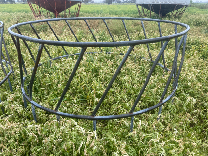 Lot 25 - 4x Hay Ring Feeders | AuctionsPlus