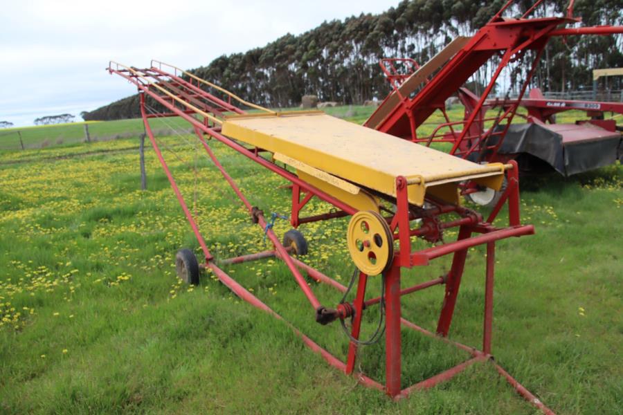 Lot 43 - Bale Elevator - PTO driven | AuctionsPlus