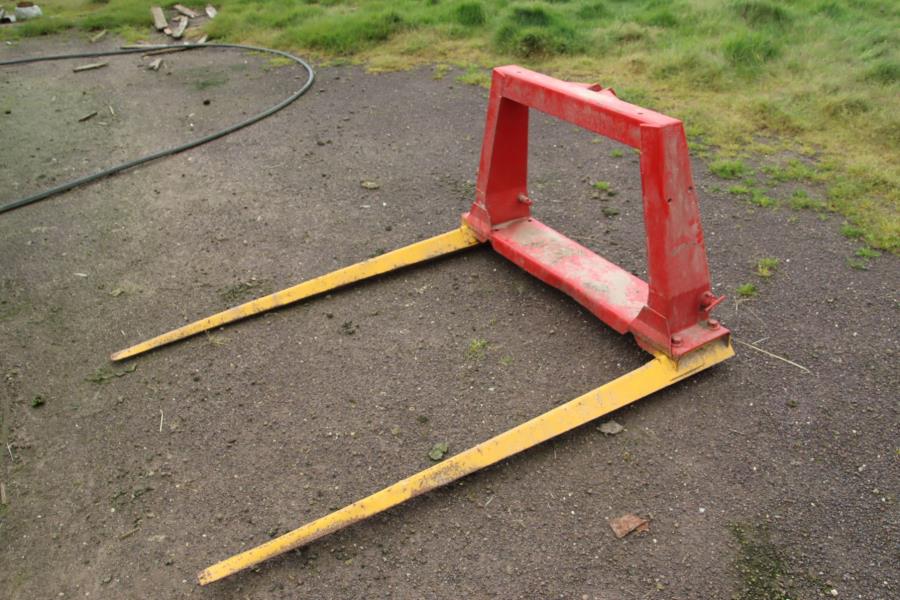 Lot 40 - Hay Forks - Sperry New Holland 80 model | AuctionsPlus