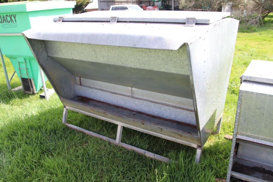 Lot 30 - Sheep Feeder | AuctionsPlus