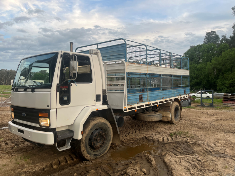 Lot 134 - Ford cargo 1993 model 1580. Tipper tray & cattle crate ...
