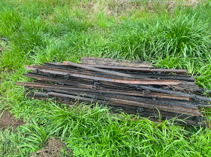 Lot 92 - Bundle of steel posts. Some with plastic offsets. some bent ...