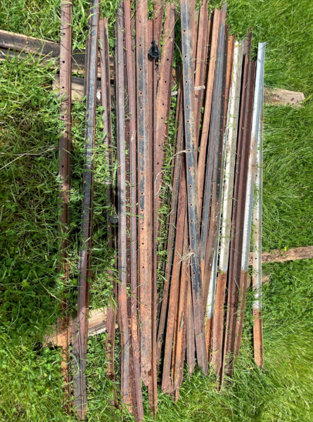 Lot 150 - 40 steel posts | AuctionsPlus