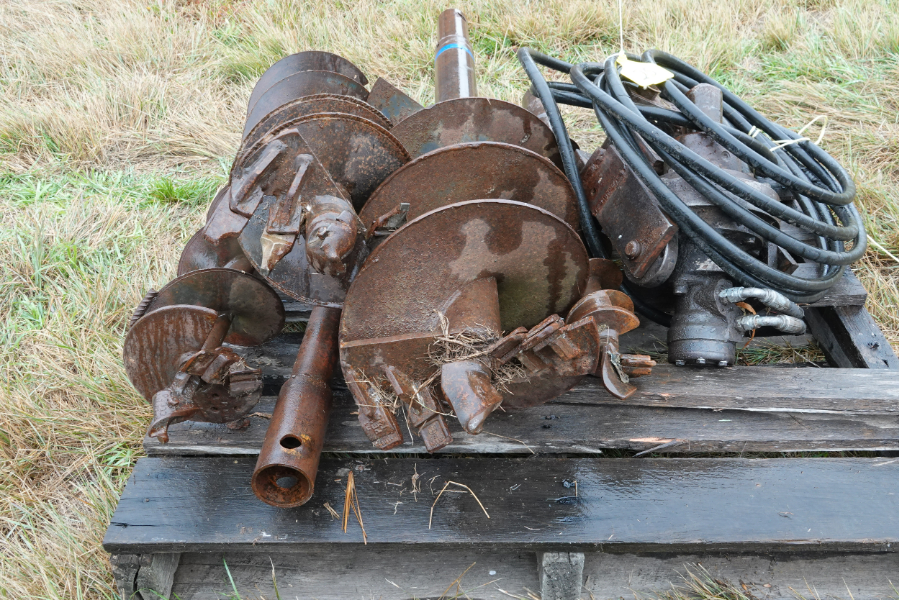 Lot 25 - Hydraulic post hole digger | AuctionsPlus