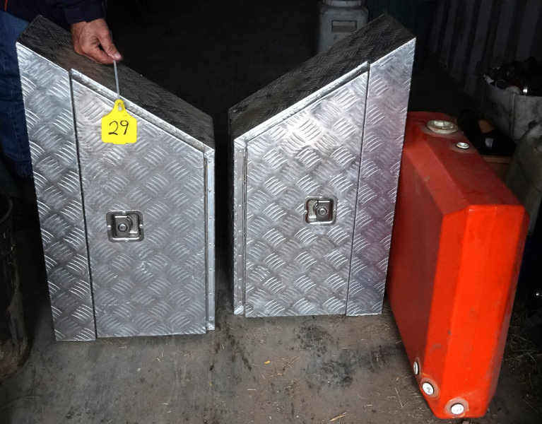 Lot 29 - Tool boxes under tray water tank | AuctionsPlus