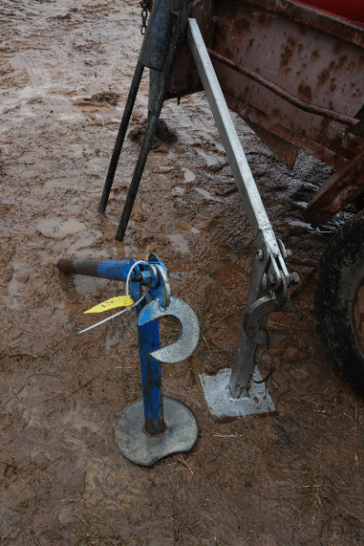 Lot 37 - Star post lifter | AuctionsPlus