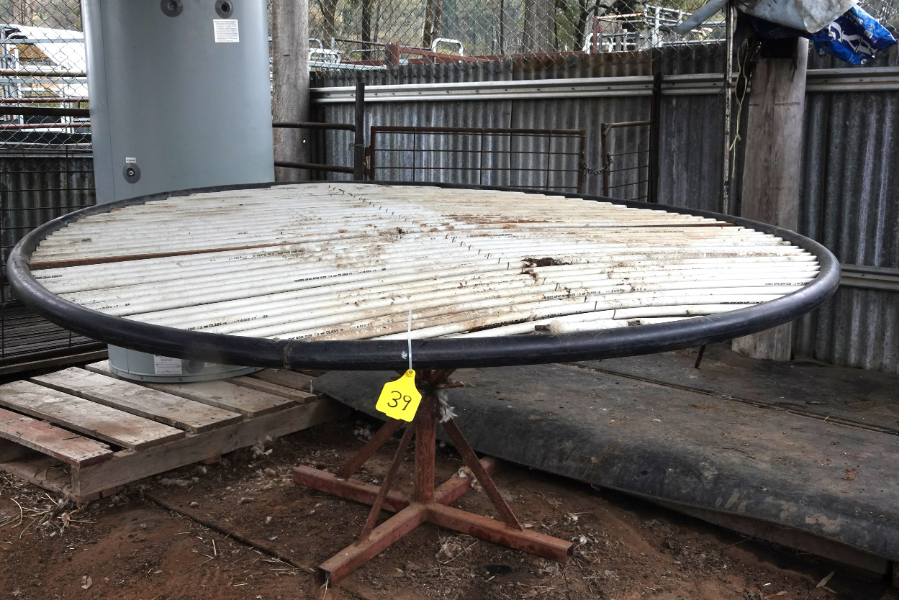 Lot 39 - Round wool table | AuctionsPlus